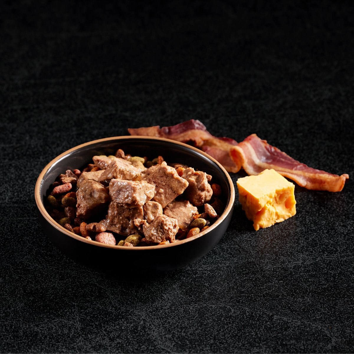 CESAR Loaf & Topper in Sauce Angus Beef Flavor with Bacon & Cheese ...